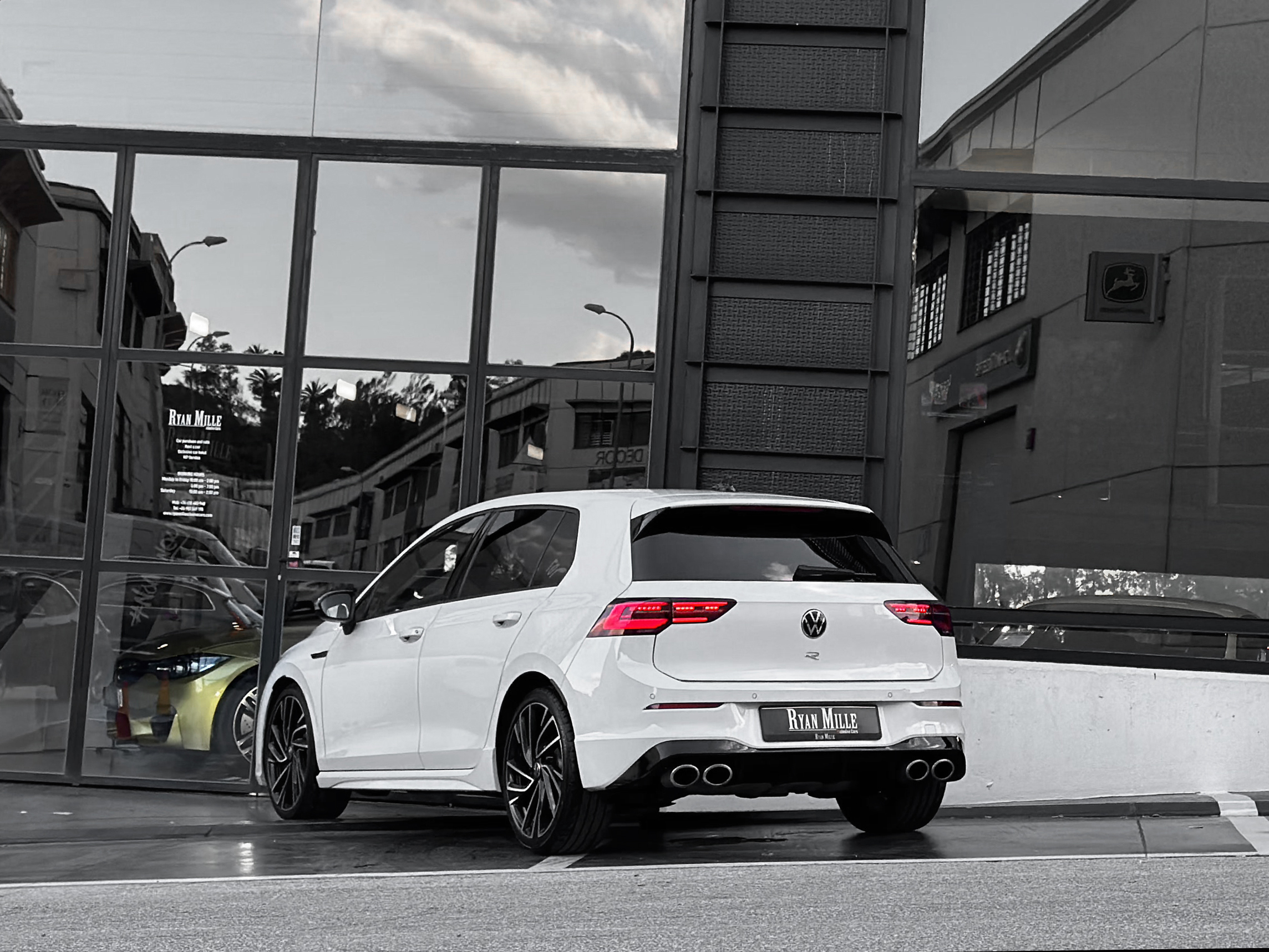 Volkswagen Golf R320 - Ryan Mille Xclusive Cars