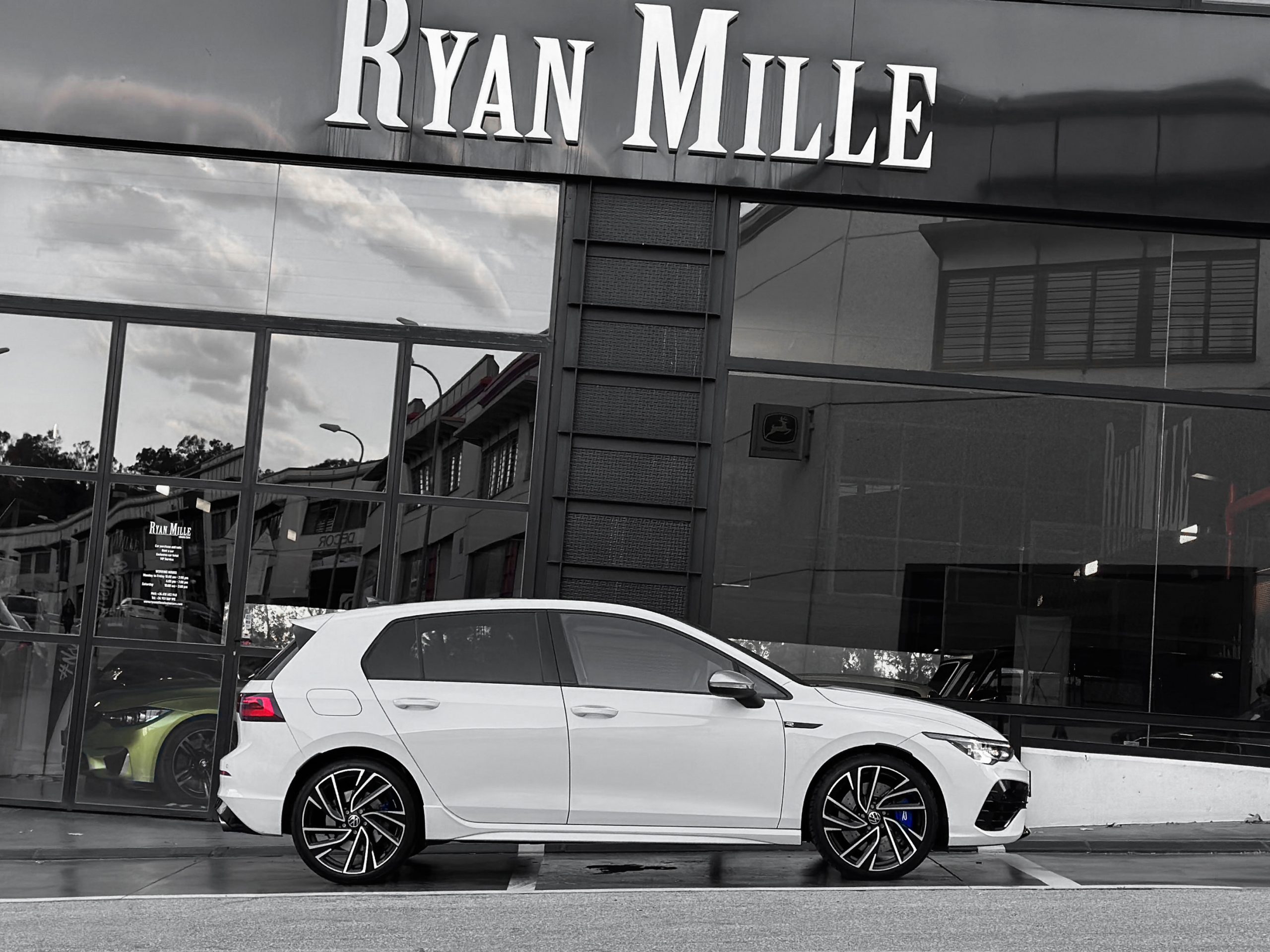 Volkswagen Golf R320 - Ryan Mille Xclusive Cars